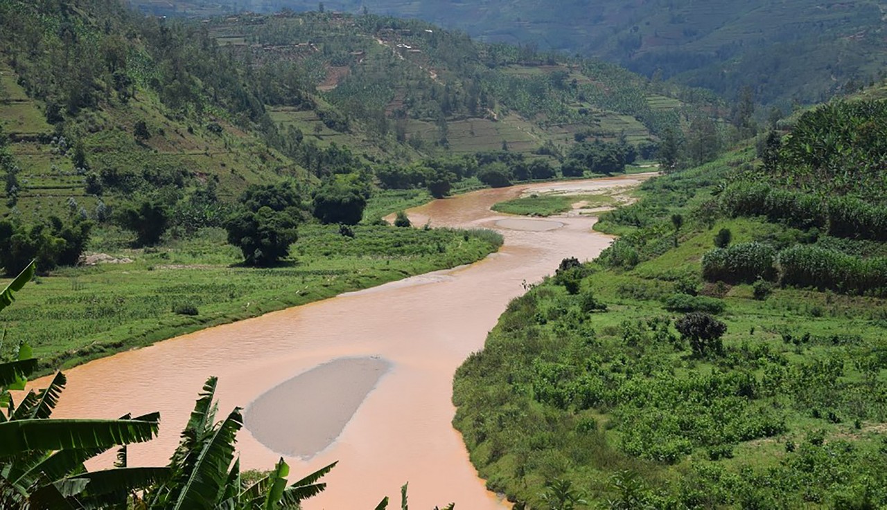 Rwandan youths work to restore critical Rwanda watershed - Water ...